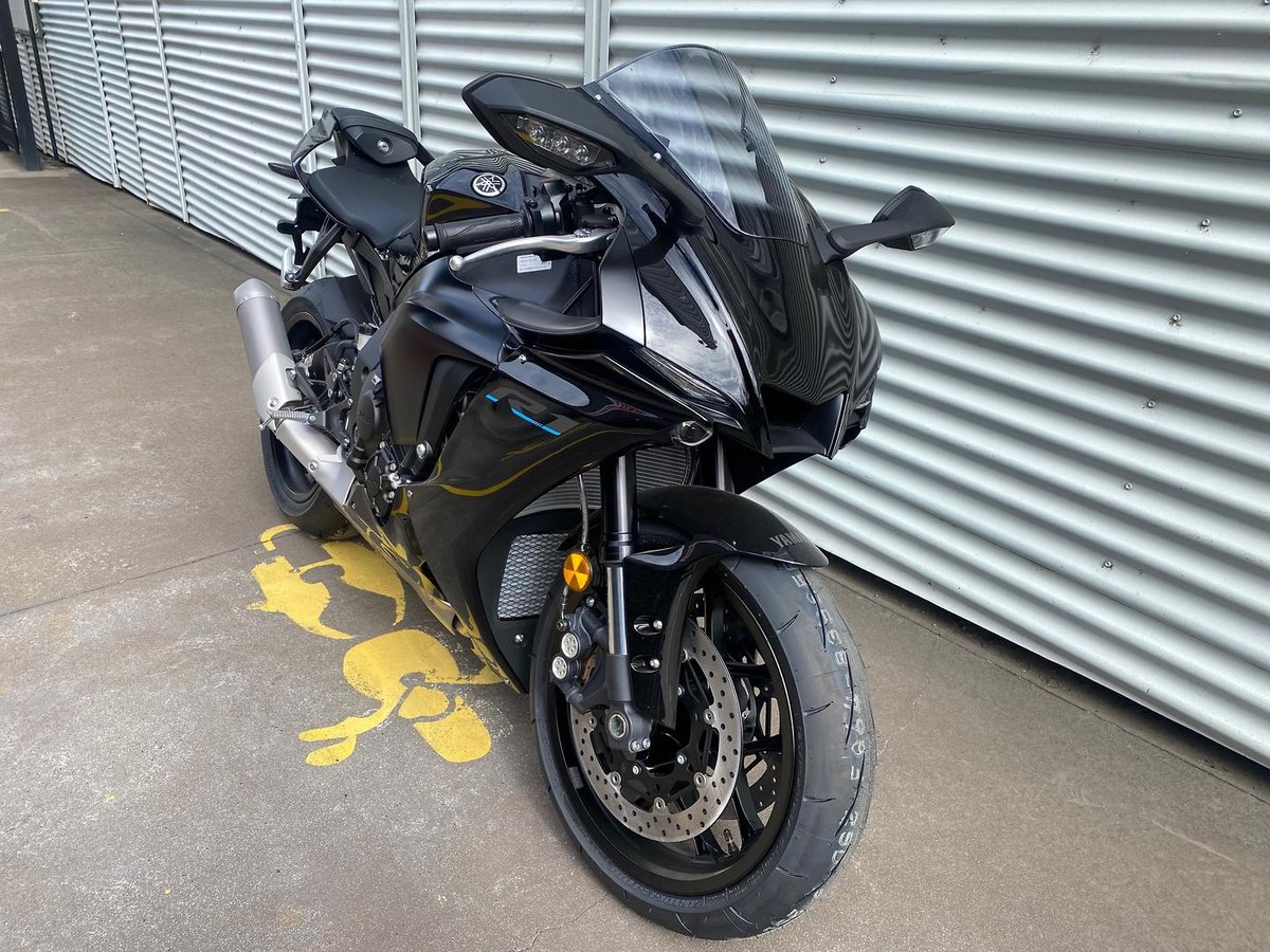 Yamaha R1 Black